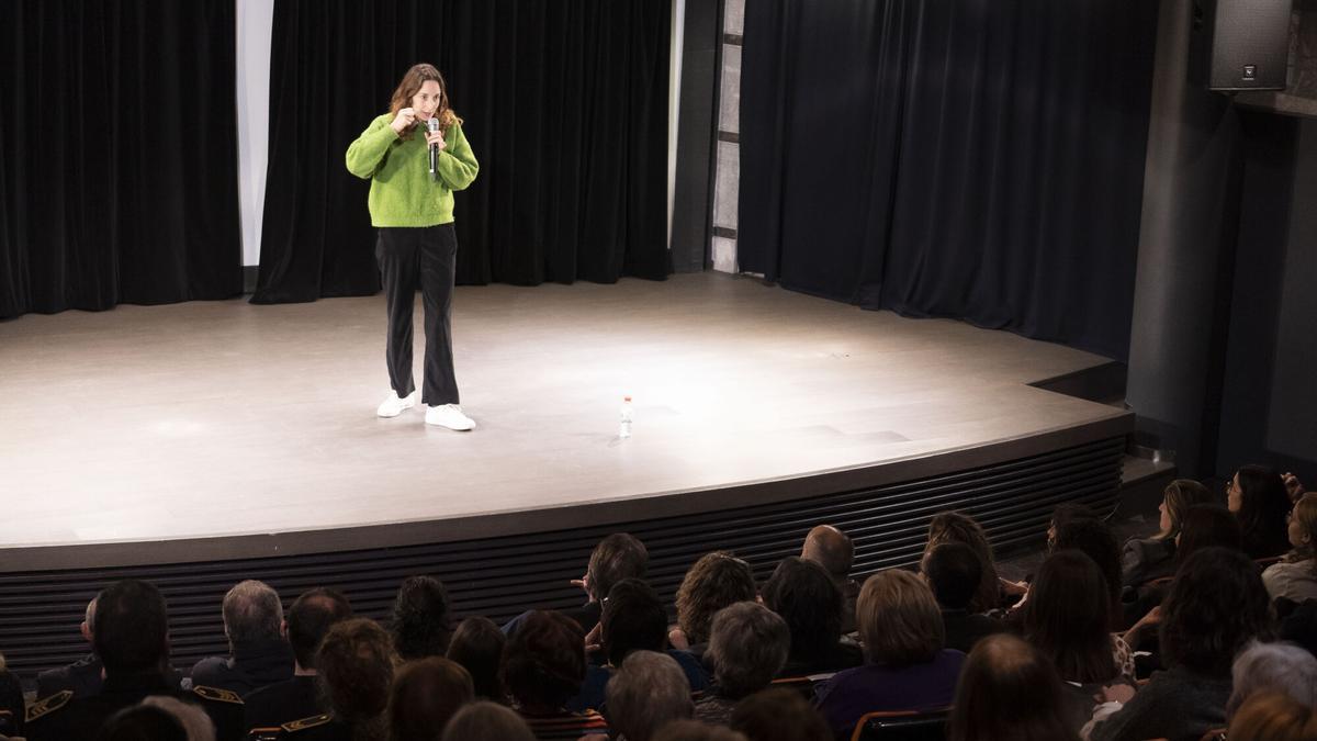 Ana Polo posa humor a l'acte institucional del 8-M a Manresa