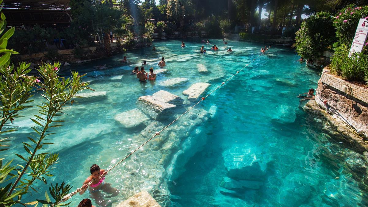 Piscina de Cleopatra, bañarse entre ruinas de templos en un manantial ...