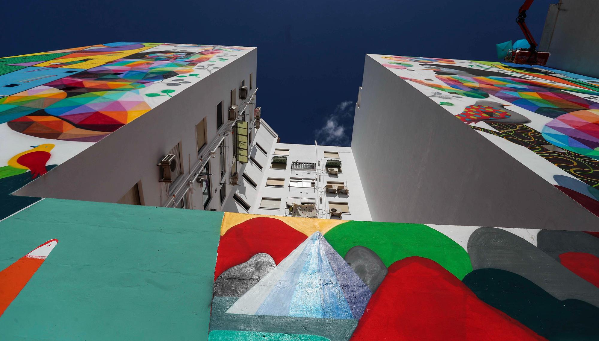 Okuda pinta su primer mural en València