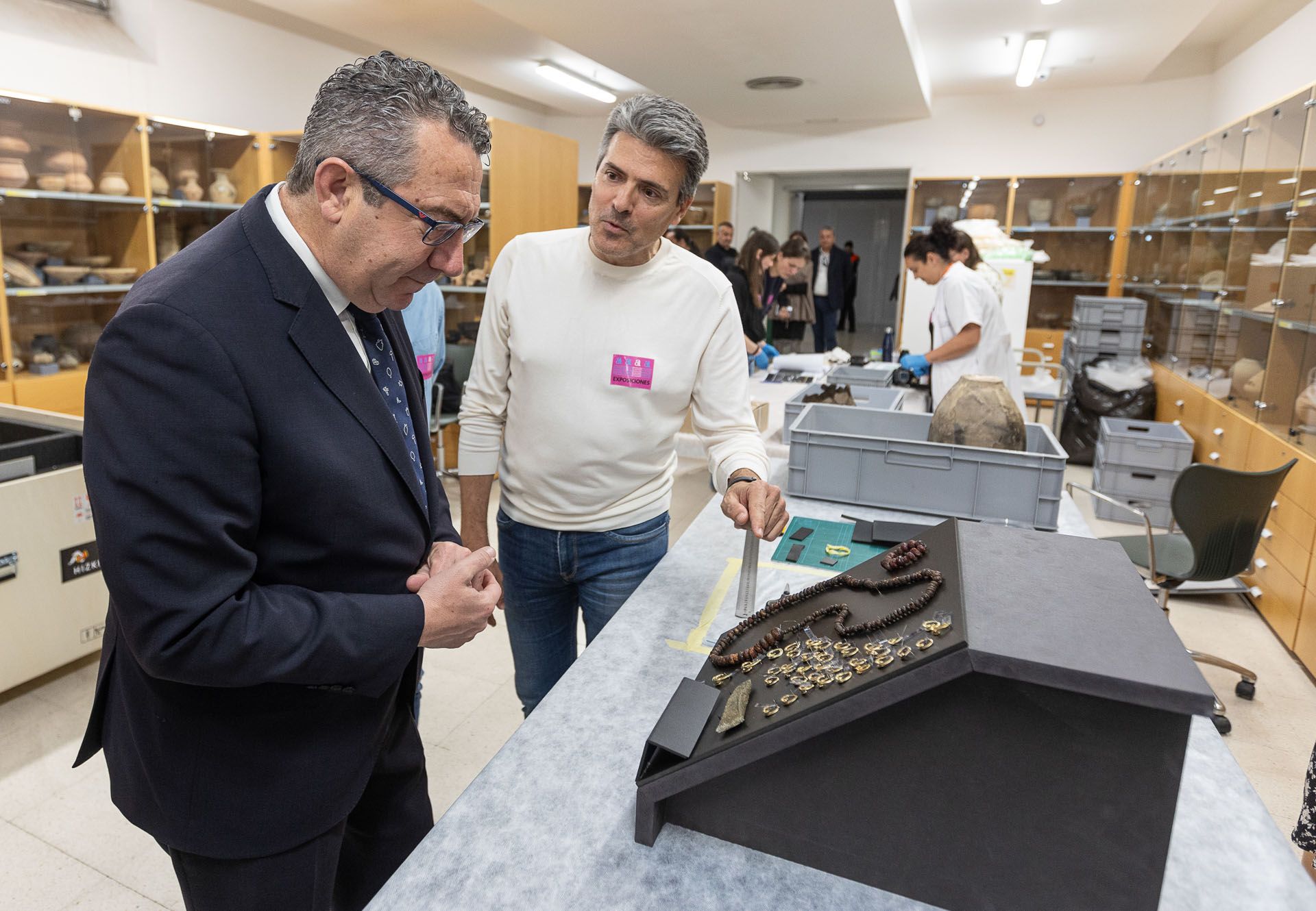 Toni Pérez visita el montae de la nueva exposición del MARQ