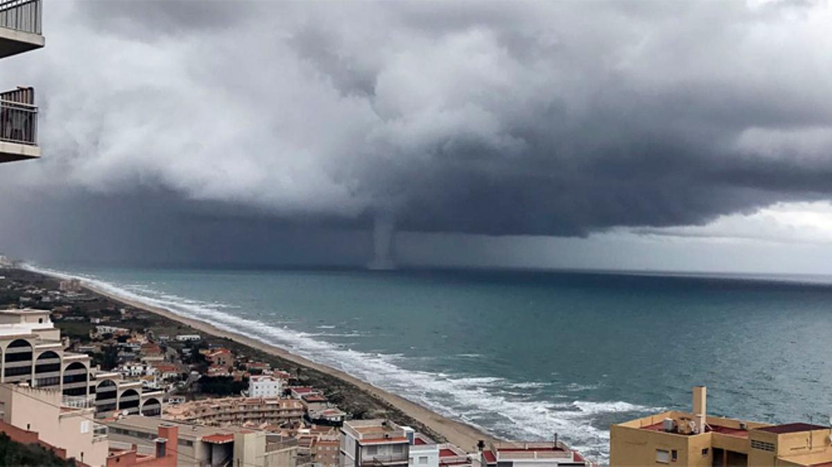 Espectacular tromba marina en la Comunidad Valenciana
