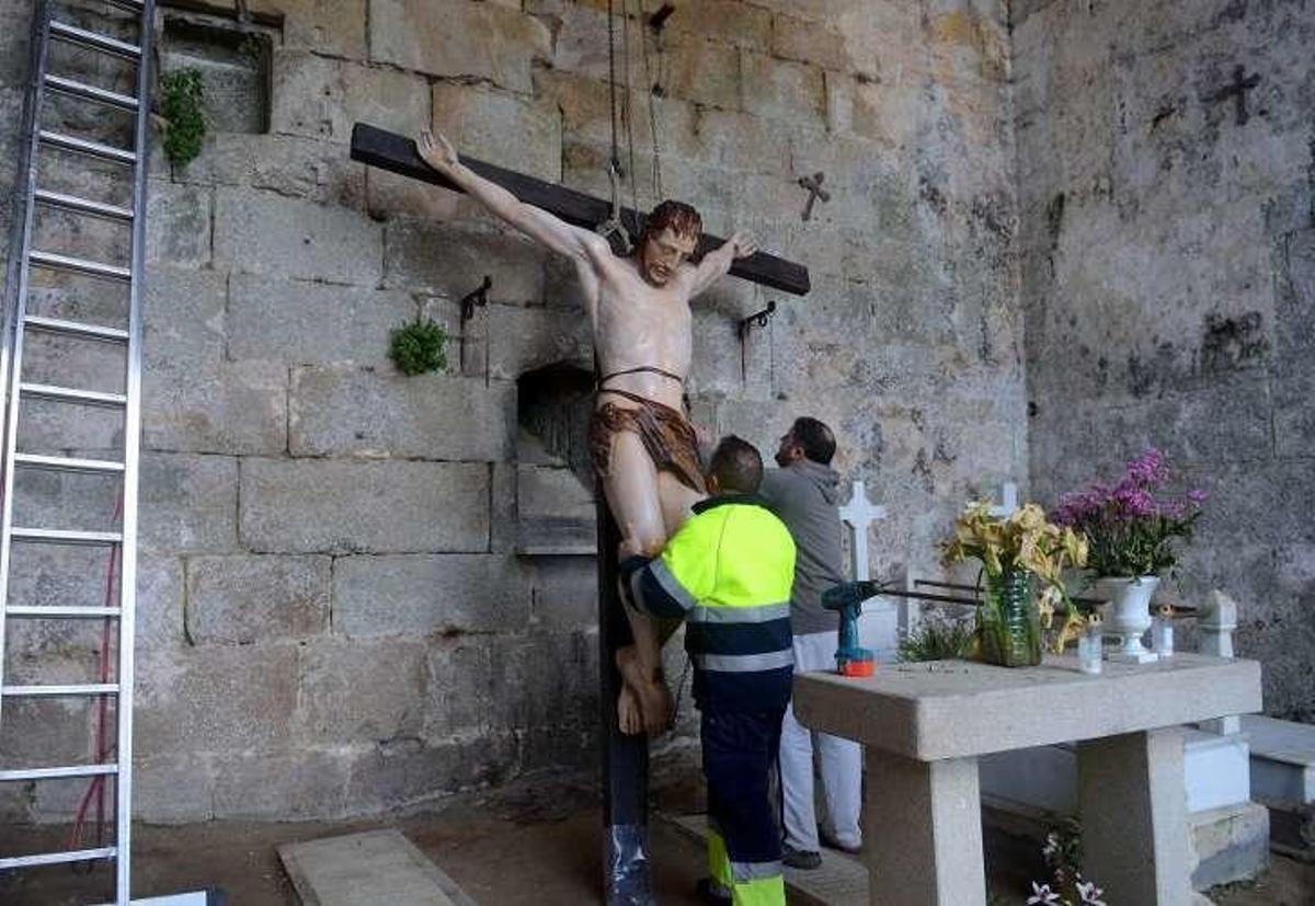 El Cristo de Paco Leiro adelanta su llegada a las ruinas de Santa Mariña