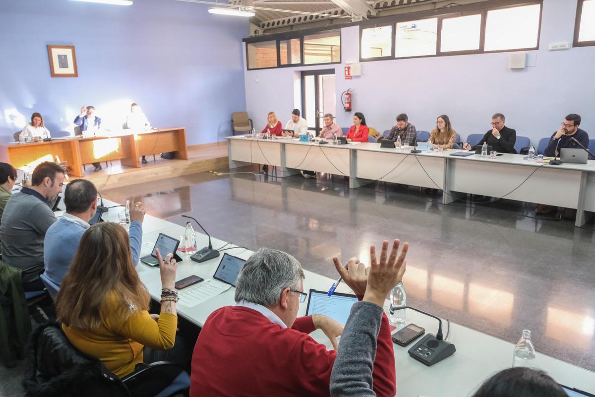 El Pleno de Villena actualiza el coste del bus para garantizar el ...