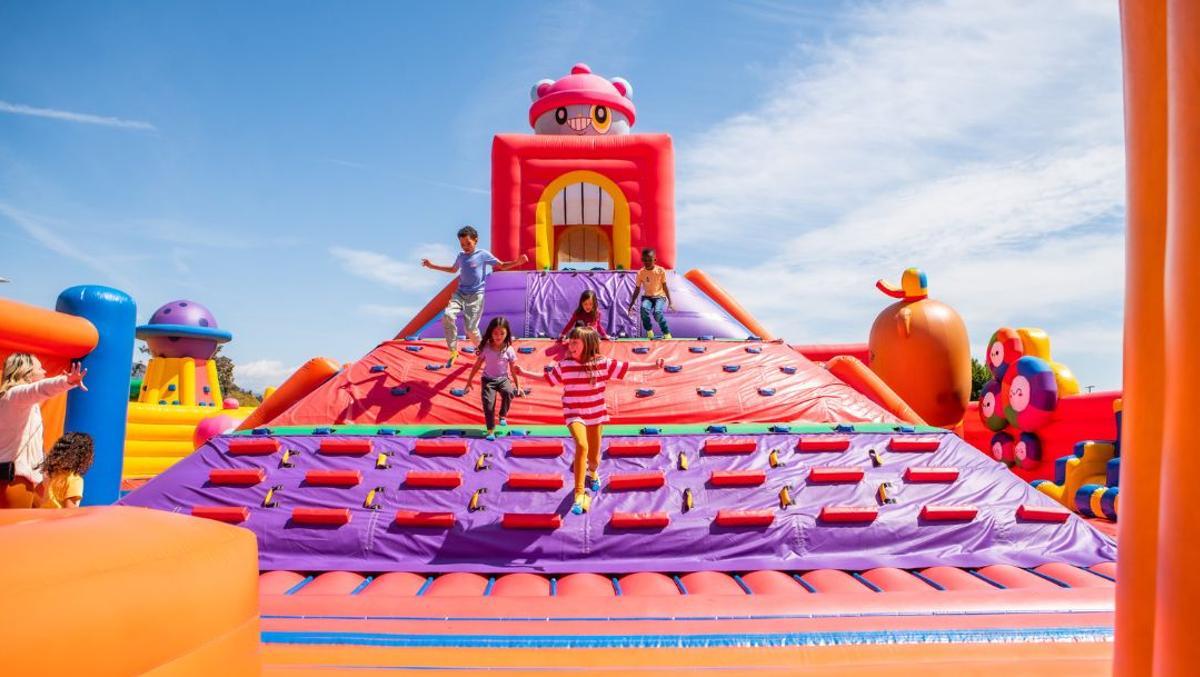 Llega a Barcelona el hinchable más grande del mundo