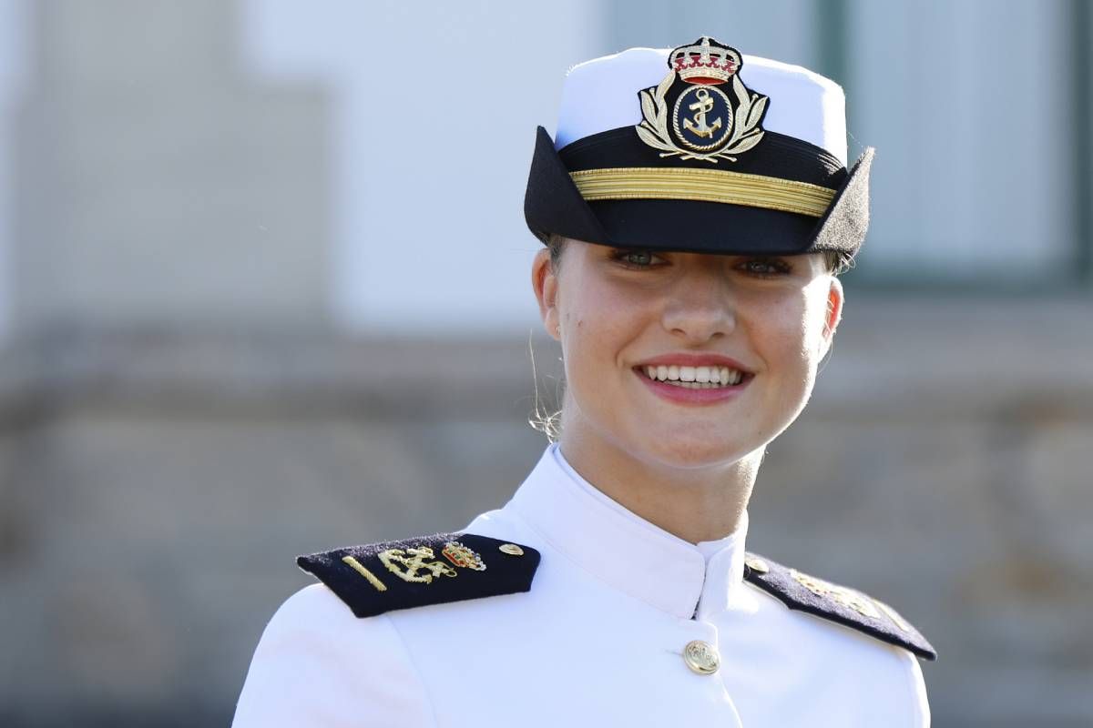 PRINCESA LEONOR MARÍN | La princesa Leonor, impecable, estrena el uniforme de la Armada para ...