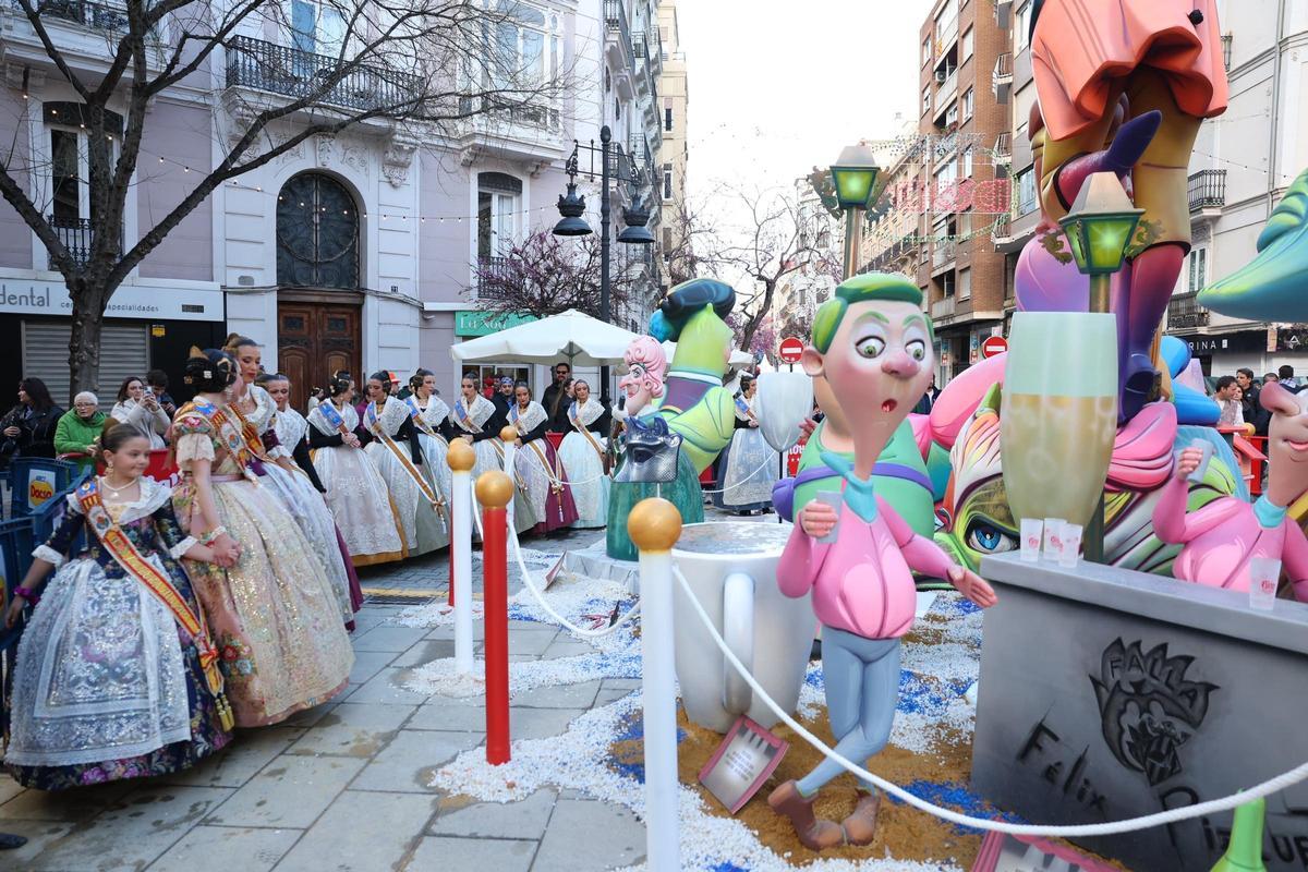 Visita de solidaridad con la falla caída: Berta y la corte, en Félix ...