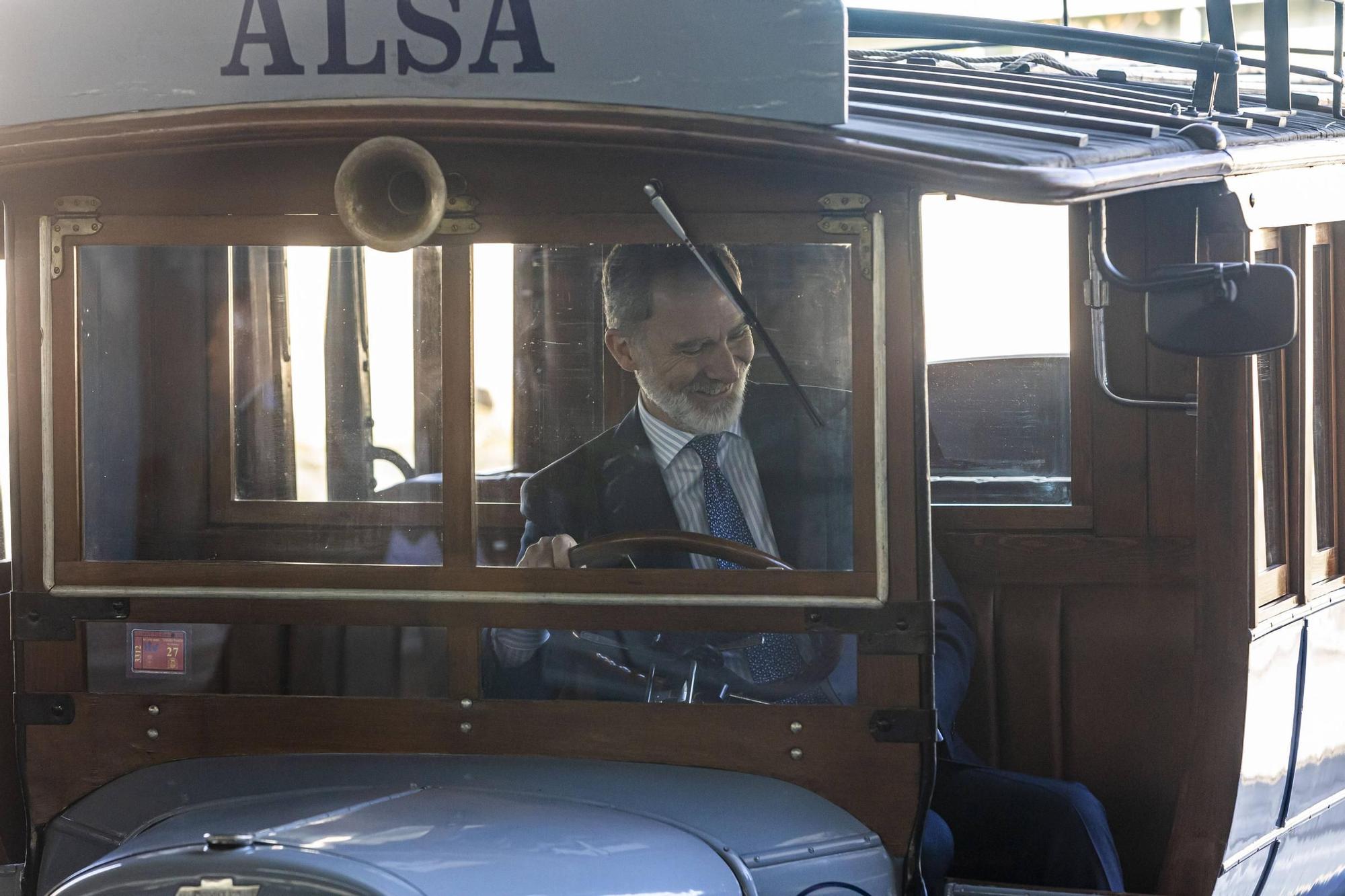 EN IMÁGENES: El Rey visita la estación de autobuses de Oviedo para ...