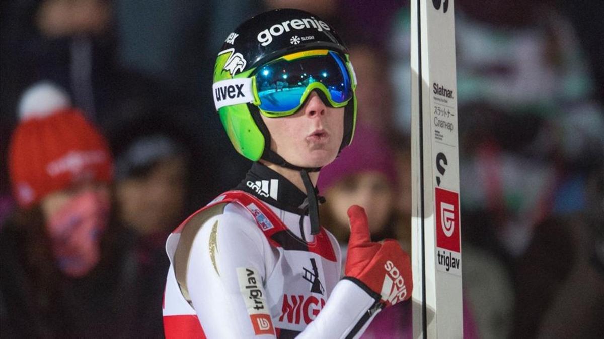 Domen Prevc, de 17 años, marca el ritmo en la Copa del Mundo de saltos
