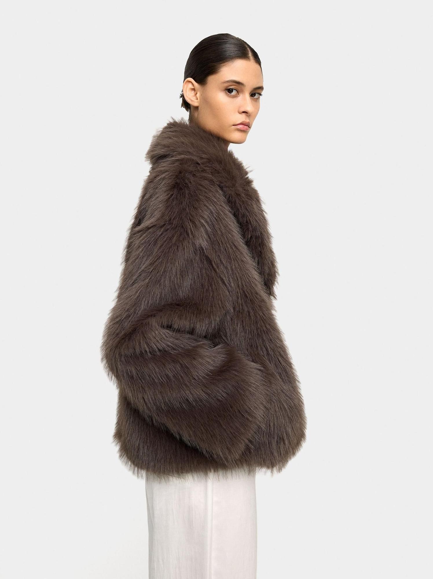 Llega a las novedades de Parfois el abrigo de pelo definitivo para ...