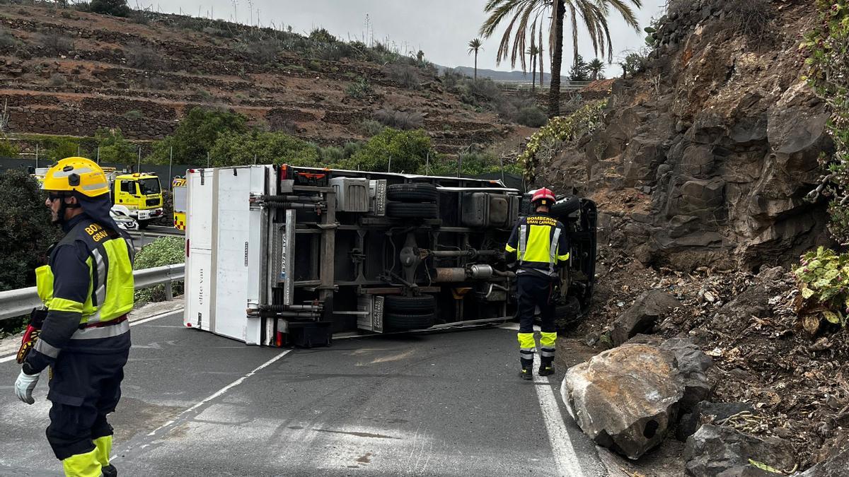 SUCESOS CANARIAS | Espectacular vuelco de un camión en el sureste de Gran Canaria