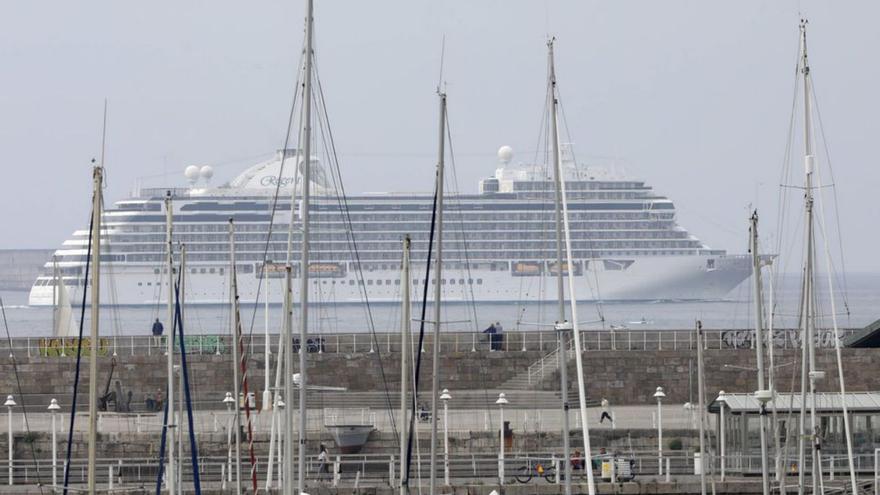 El lujoso "MS Seven Seas Splendor" atraca en El Musel con 750 pasajeros