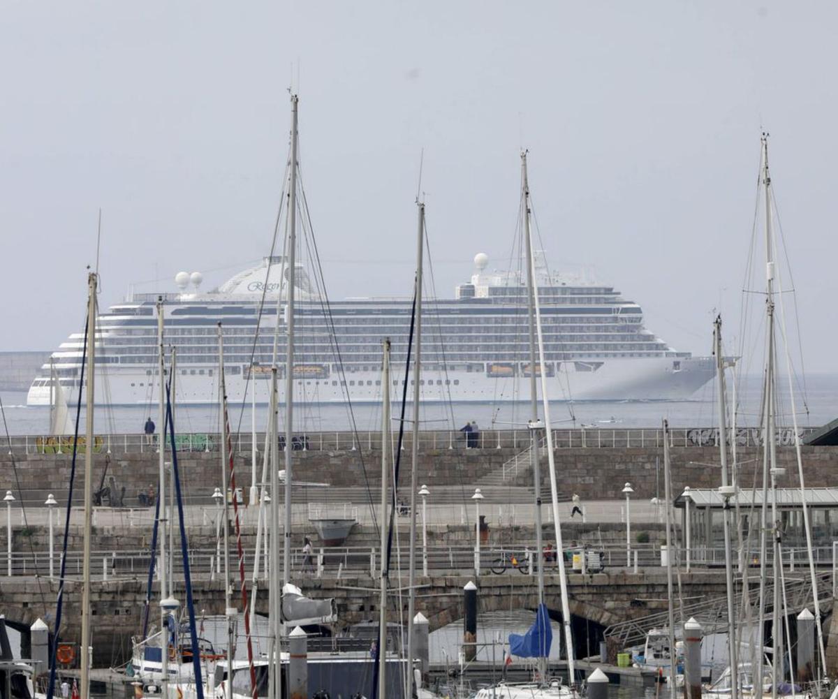 El lujoso "MS Seven Seas Splendor" atraca en El Musel con 750 pasajeros ...
