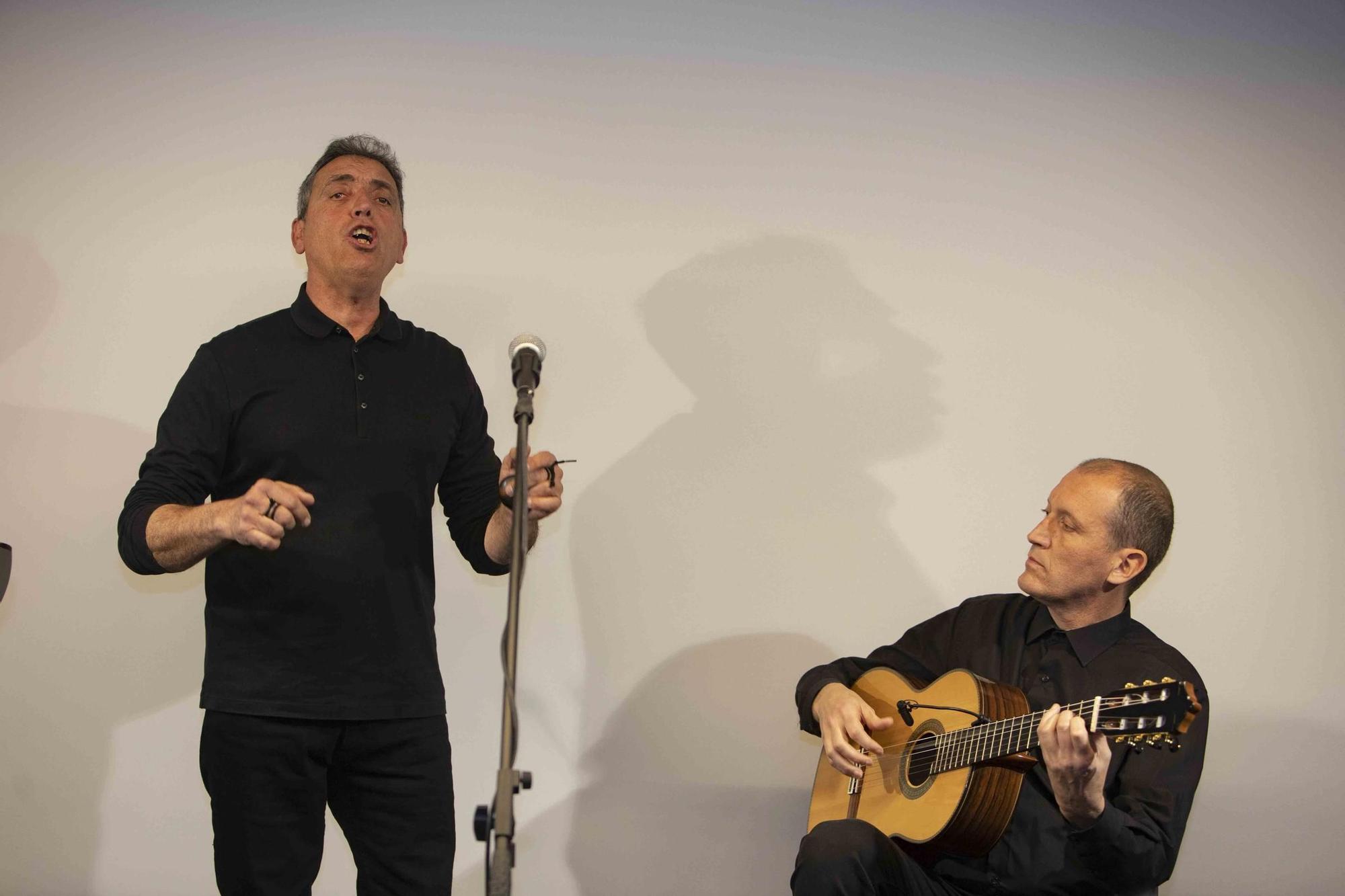 Raimon se muestra emocionado en la inauguración de la exposición por ...