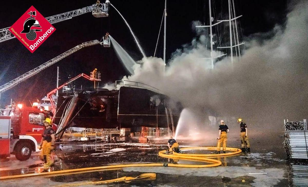 Arde un catamarán de lujo en Dénia