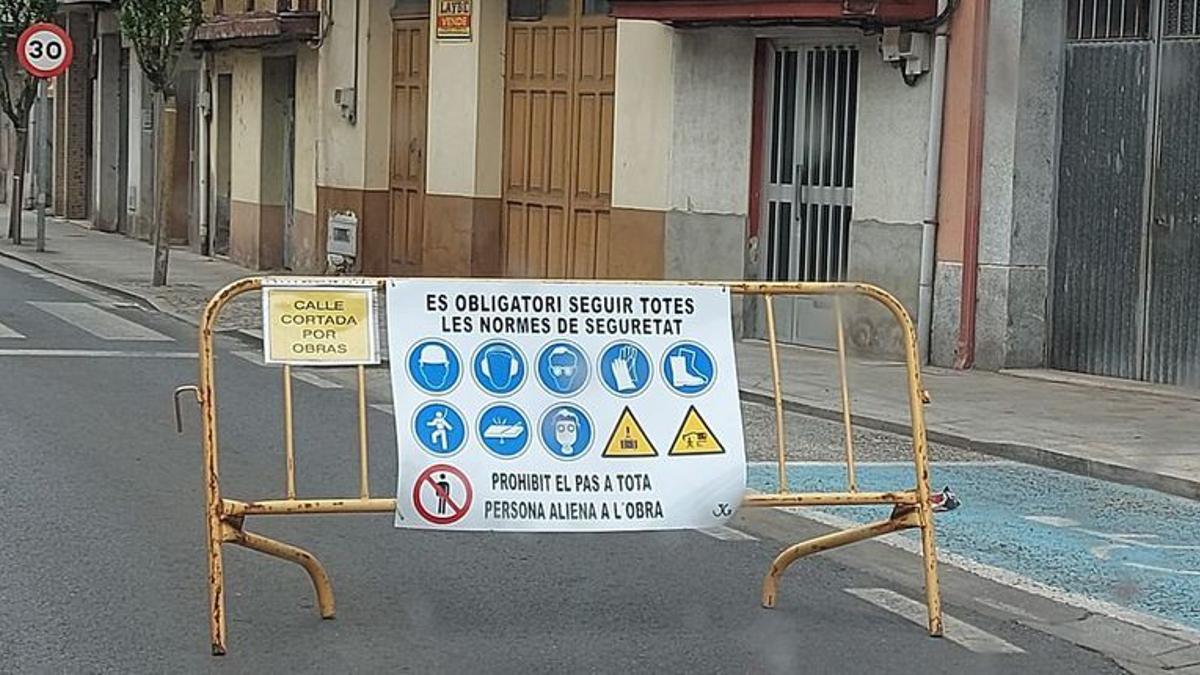 ¿Qué hacen unos carteles de aviso en catalán en unas obras en Galicia?