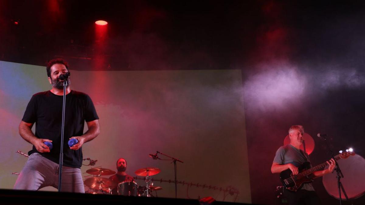 Antònia Font navega en la bahía de Palma y triunfa en Barcelona