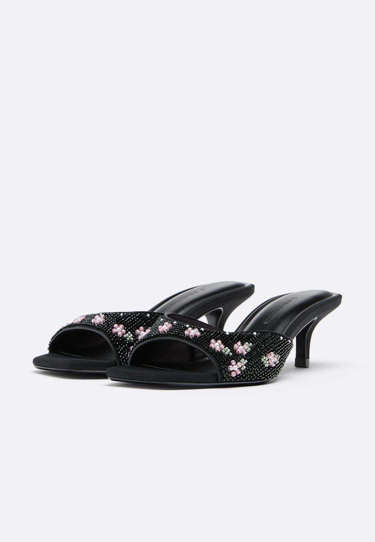 Las sandalias de tacón bajito con abalorios de Stradivarius que las ...