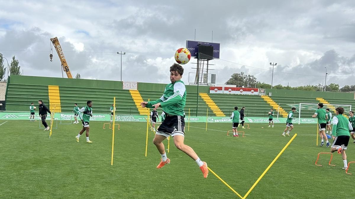 FÚTBOL PRIMERA FEDERACIÓN | El Cacereño encara mayo con el abismo bajo ...
