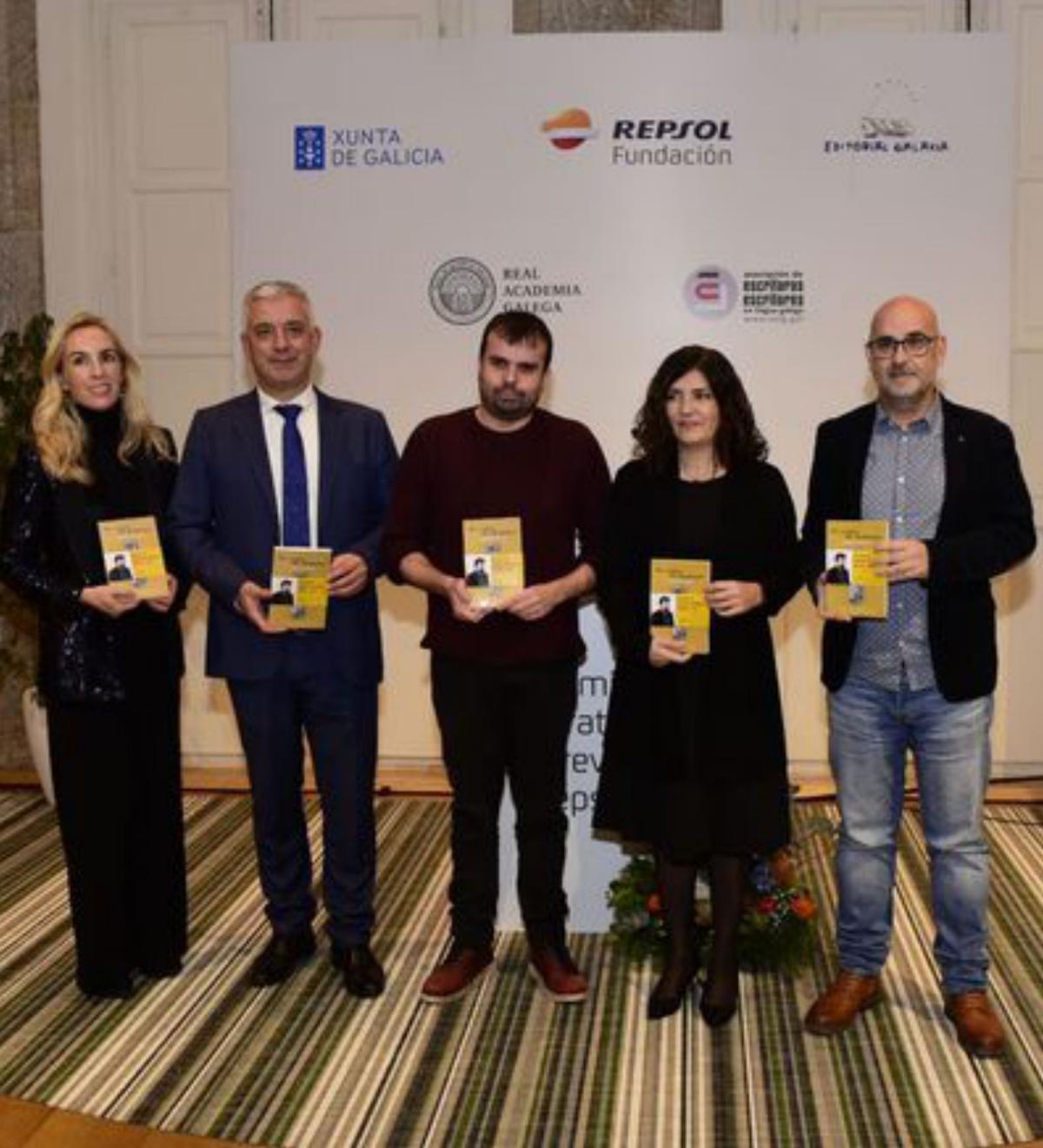O xornalista e escritor Alberto Ramos recibe o premio de Narrativa ...