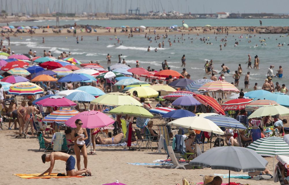 La playa del Port de Sagunt sirve de refugio ante la ola de calor