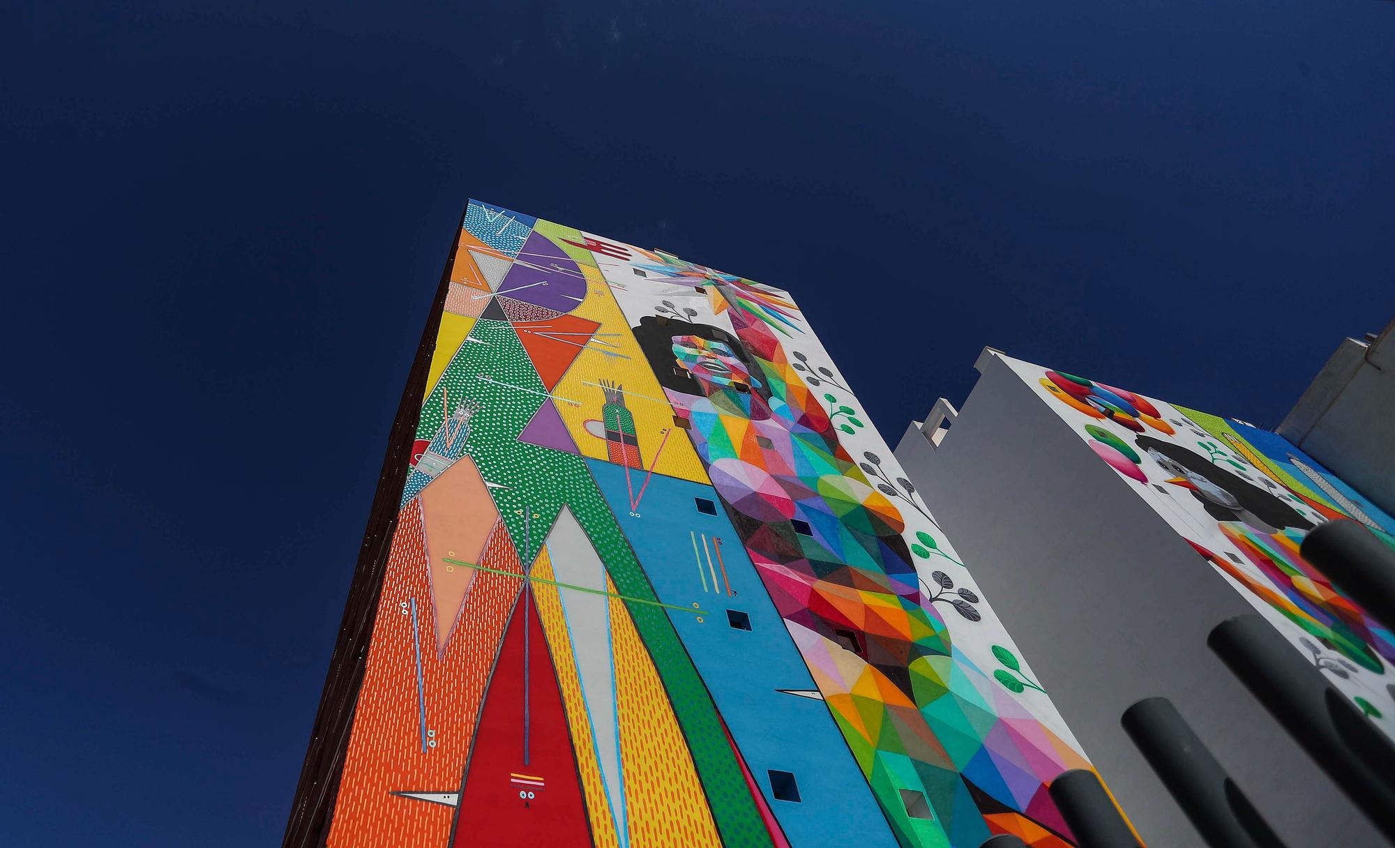 Okuda pinta su primer mural en València