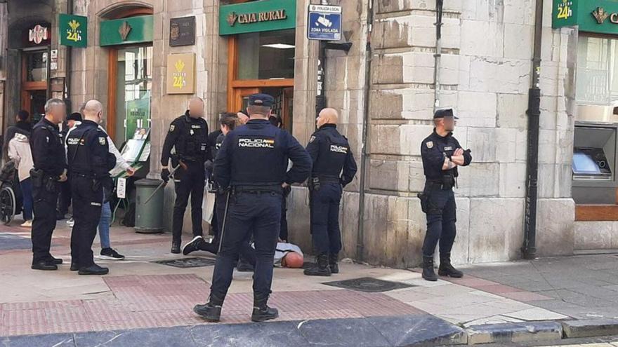 Detenido tras dar un bastonazo a un empleado de una entidad bancaria en ...