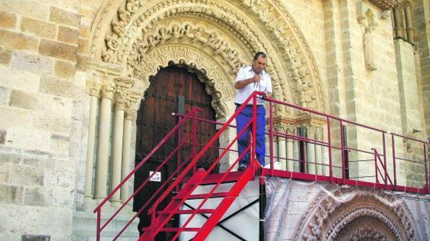 Instalan una pasarela para contemplar la restauración de la portada de ...