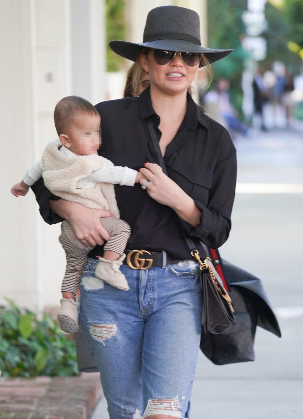 ¡Sustazo en pleno embarazo! Chrissy Teigen, hospitalizada por un ...