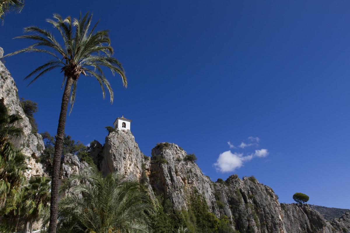 El pueblo de Alicante al que solo puedes llegar tras atravesar un túnel ...