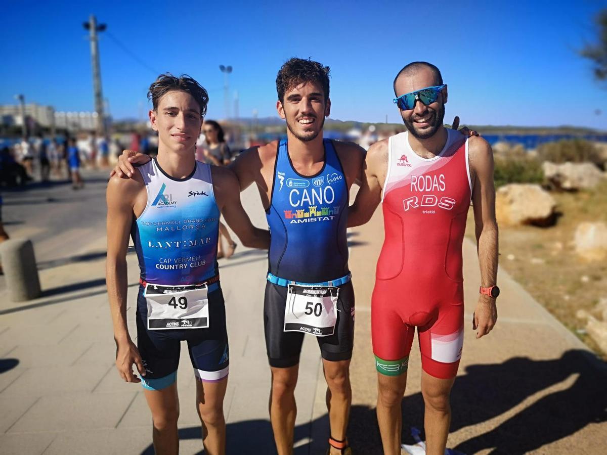 Mario Cano y Andrea Emery vencen en el Aquatló de s’Illot