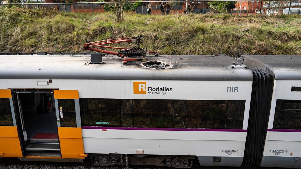 Un incendio en un tren obliga a parar la R3 entre Manlleu y Ripoll | FOTOS