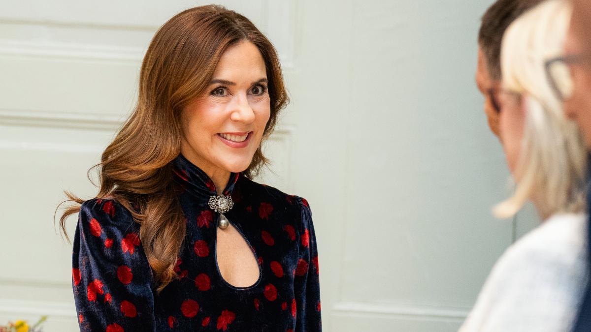 Mary de Dinamarca tiene el vestido de terciopelo y de inspiración ...