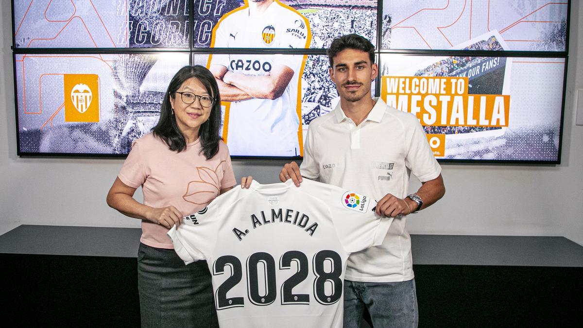 VALENCIA CF | Oficial: El VCF compra a André Almeida al Vitoria Guimaraes