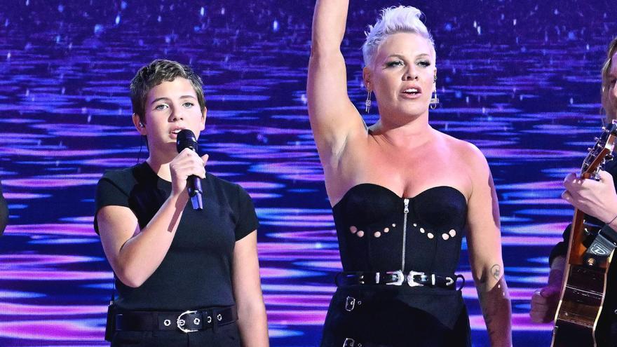 PINK HIJA CANTANTE | Pink sorprende y sube a su hija al escenario en un ...