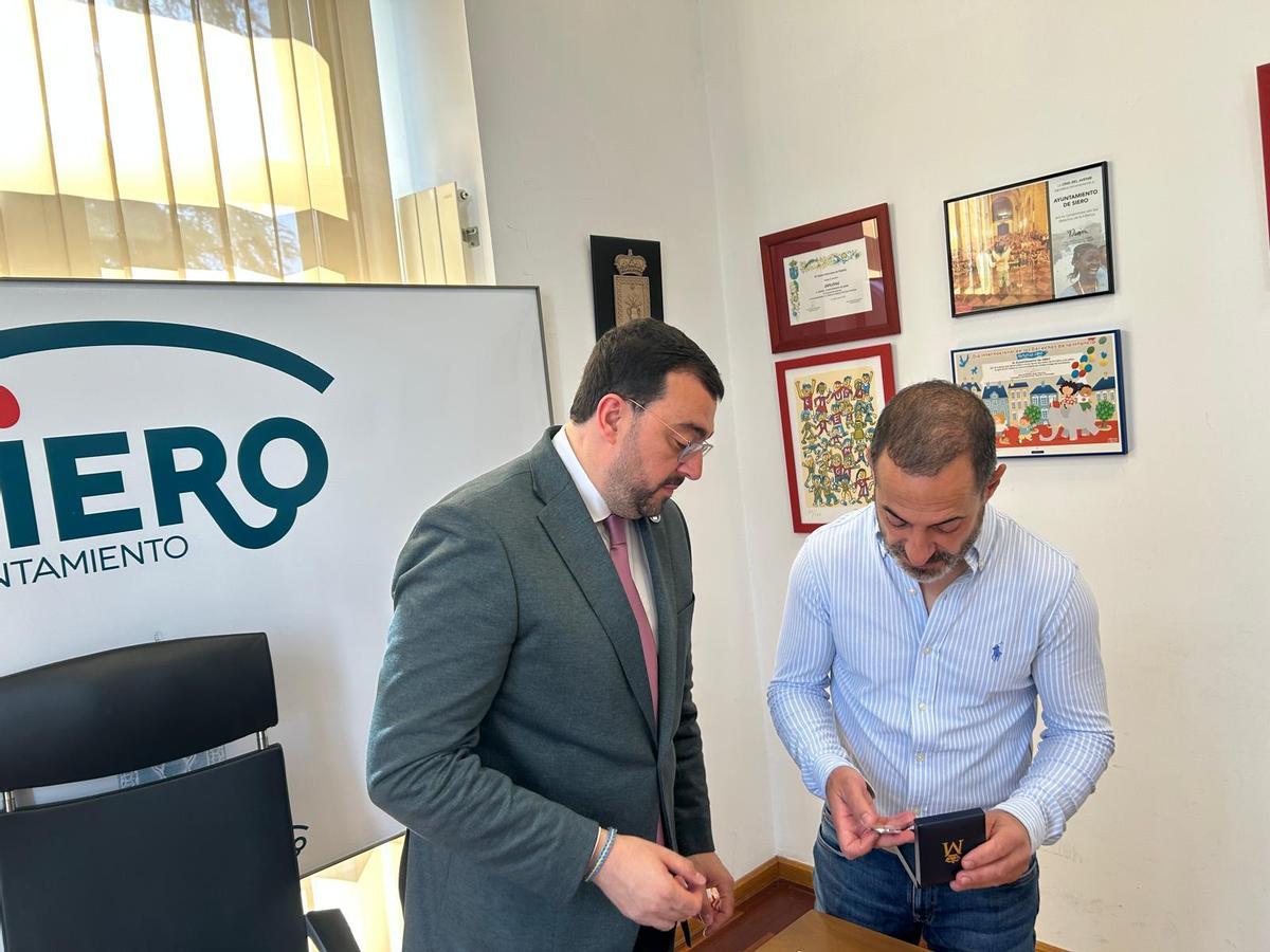 Barbón se lleva un güevo pinto verde como obsequio de Siero y dejó una ...