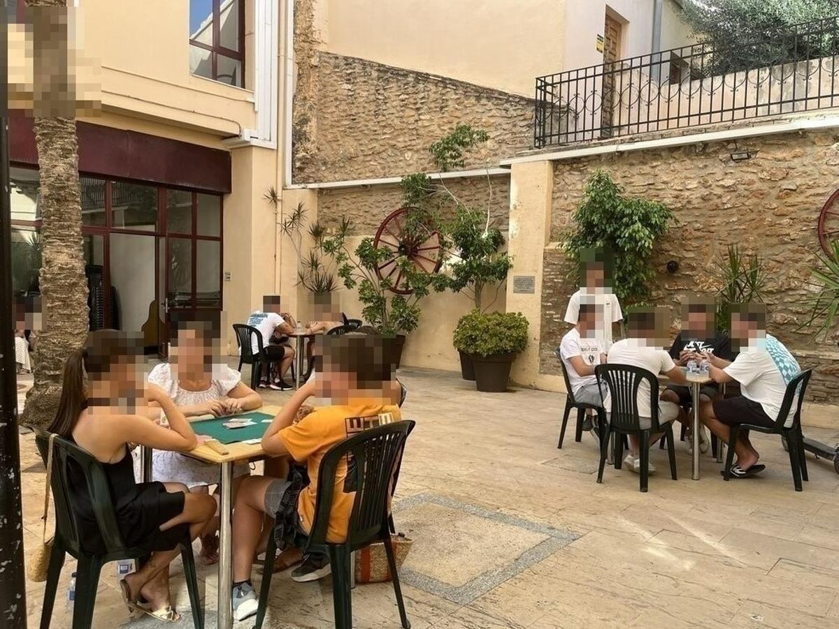 Bronca en Almàssera por la retirada de un cuadro republicano