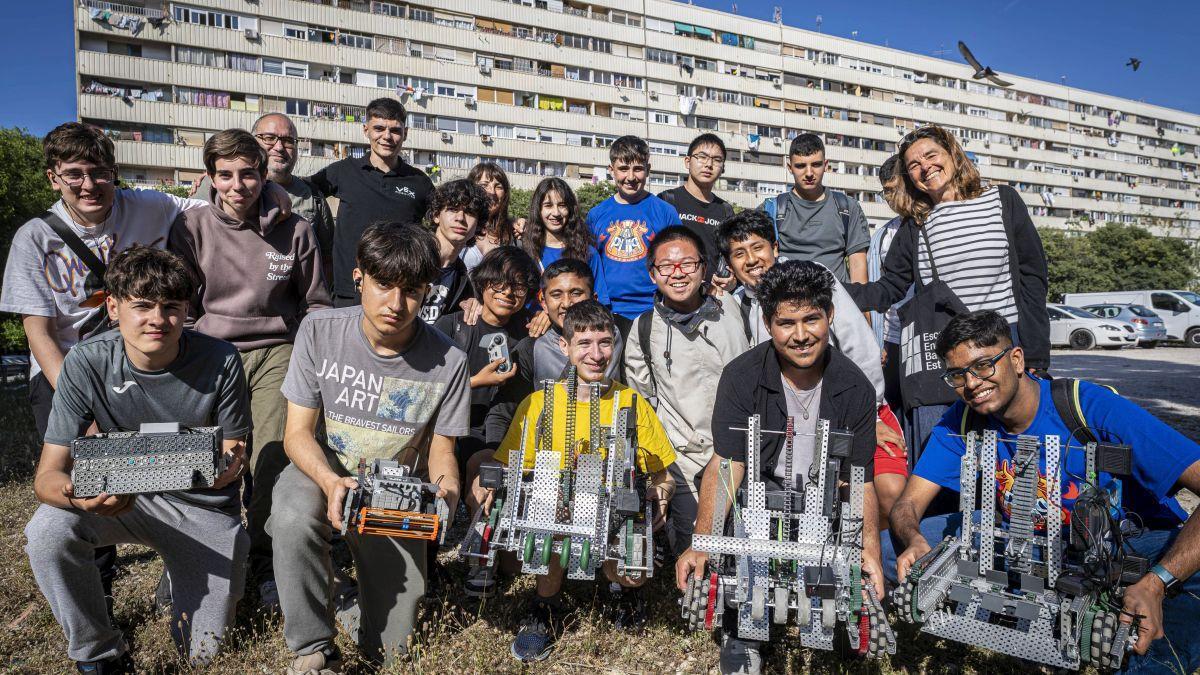 Los robots abren el apetito por la ciencia en La Mina | FOTOS