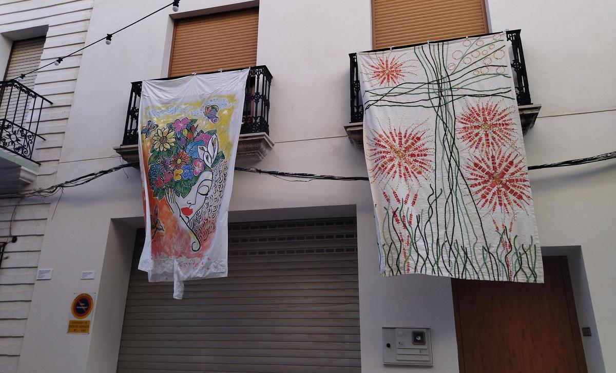"Al vent" y reivindicativa | La muestra en la calle de arte textil más ...
