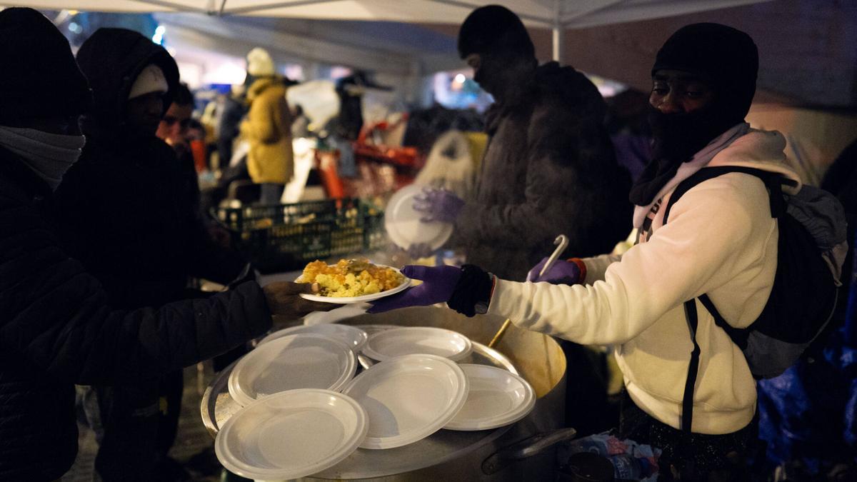 DESALOJOS BADALONA MIGRANTES | Unos 50 desalojados pasan la Nochebuena ...