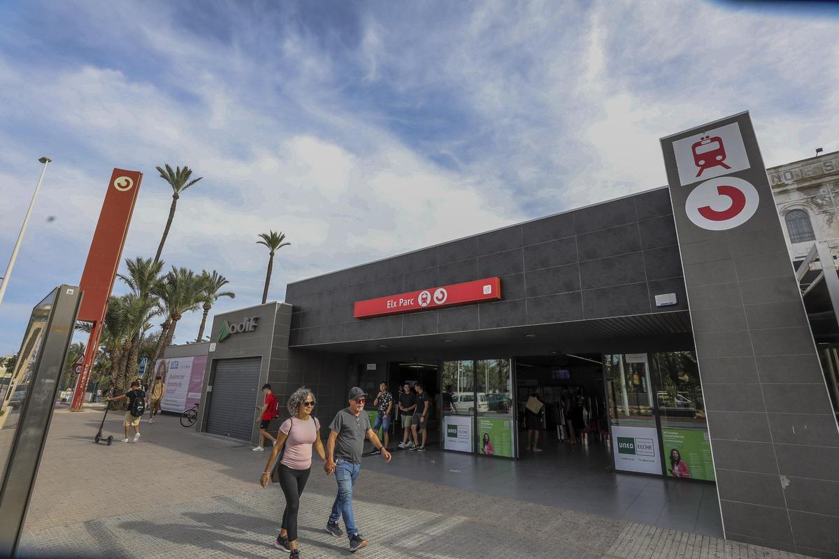 Un tramo de la escalera mecánica en «Elx Parc» sigue inoperativa