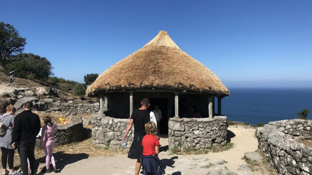 Las dos viviendas castrenses reconstruidas en el monte Santa Trega ...