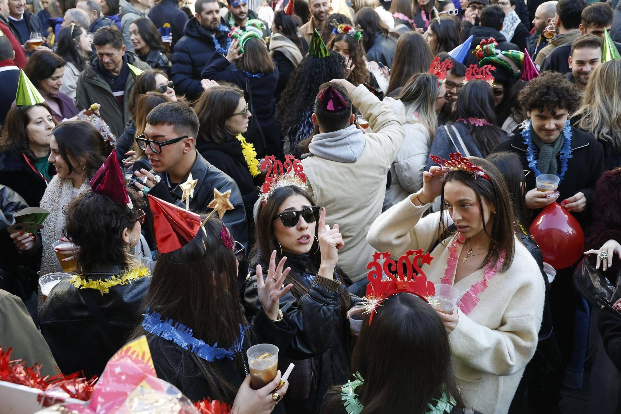 Lleno total para celebrar la 'Tardevieja' en la zona vieja