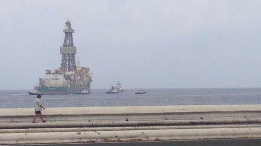 El 'Ocean Rig Mylos' parte hacia Grecia tras retirar las hélices