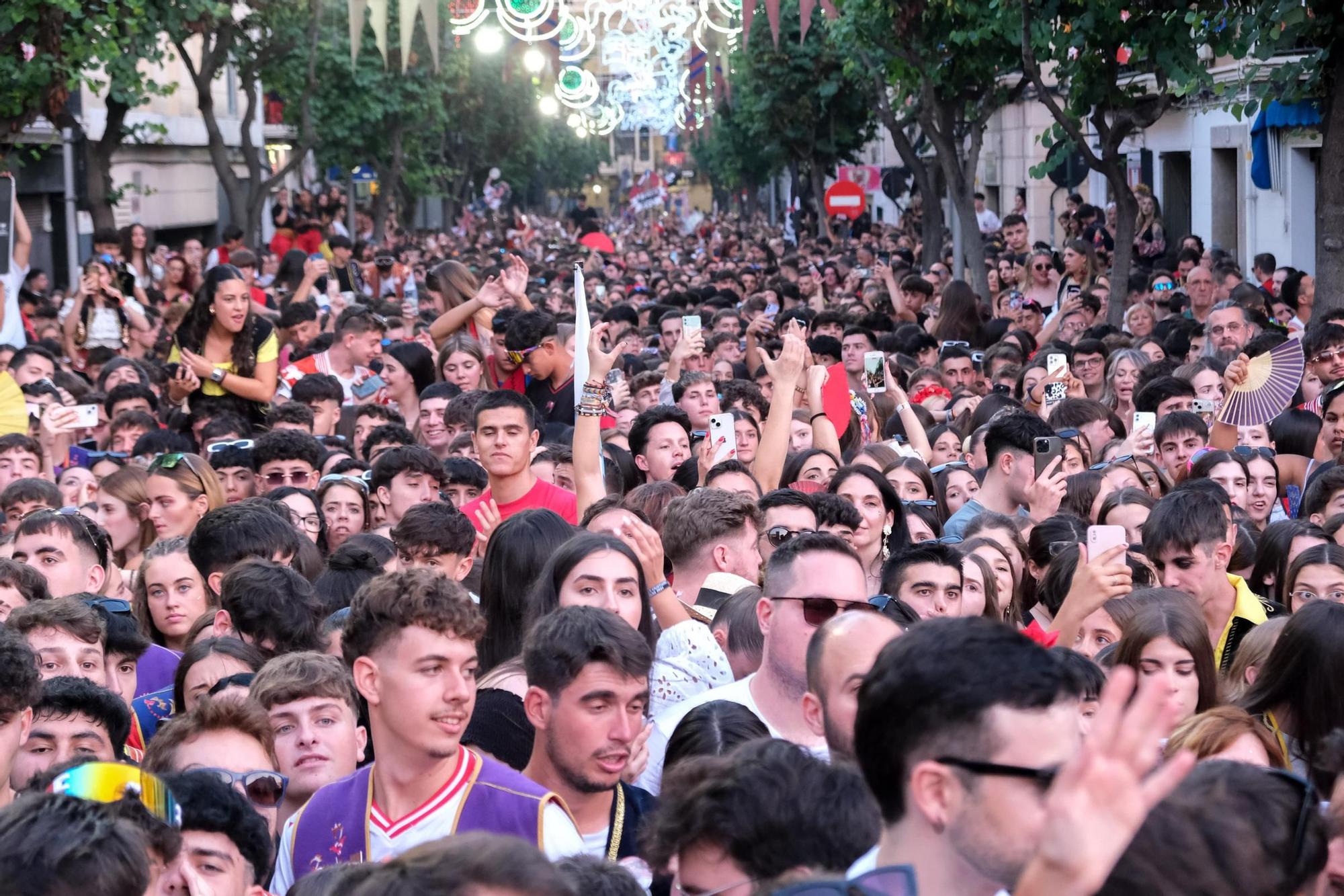 La entrada de bandas y el Pasodoble Idella de los Moros y Cristianos de Elda en imágenes