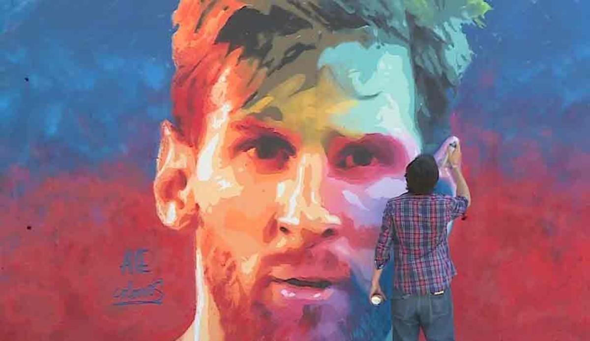 El espectacular graffiti de Messi en Barcelona VIDEO