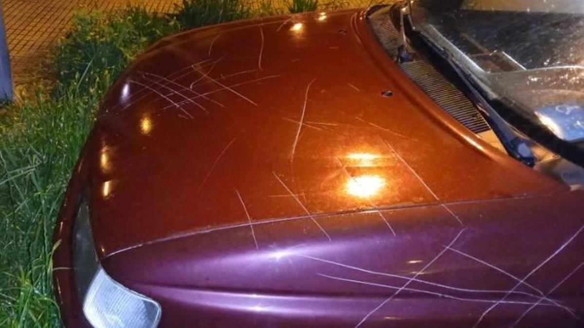 Sorprenden a un hombre rayando un coche en Vilagarcía