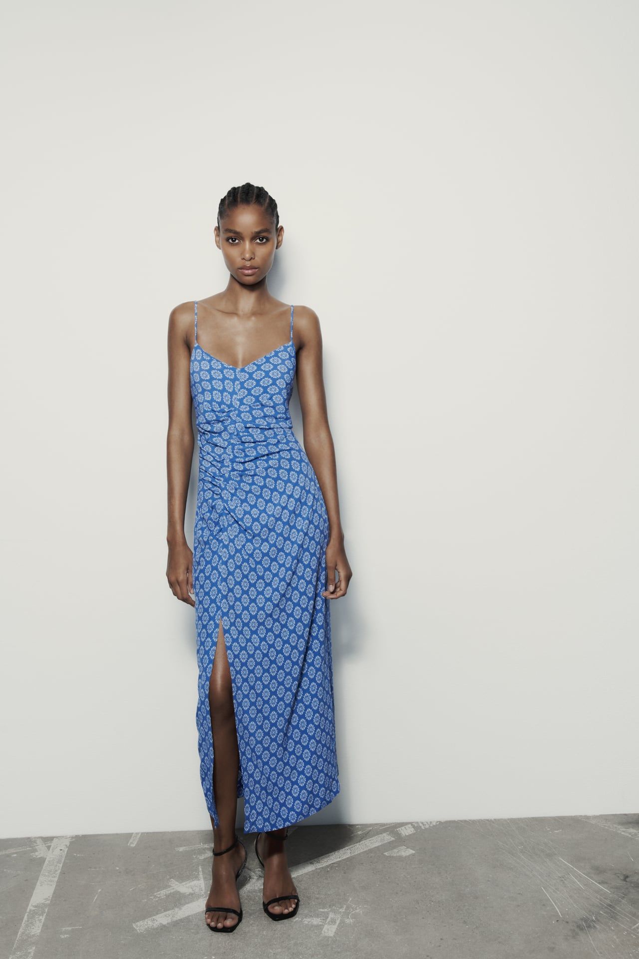 Los 12 vestidos azules de Zara por los que sentirás un auténtico ...