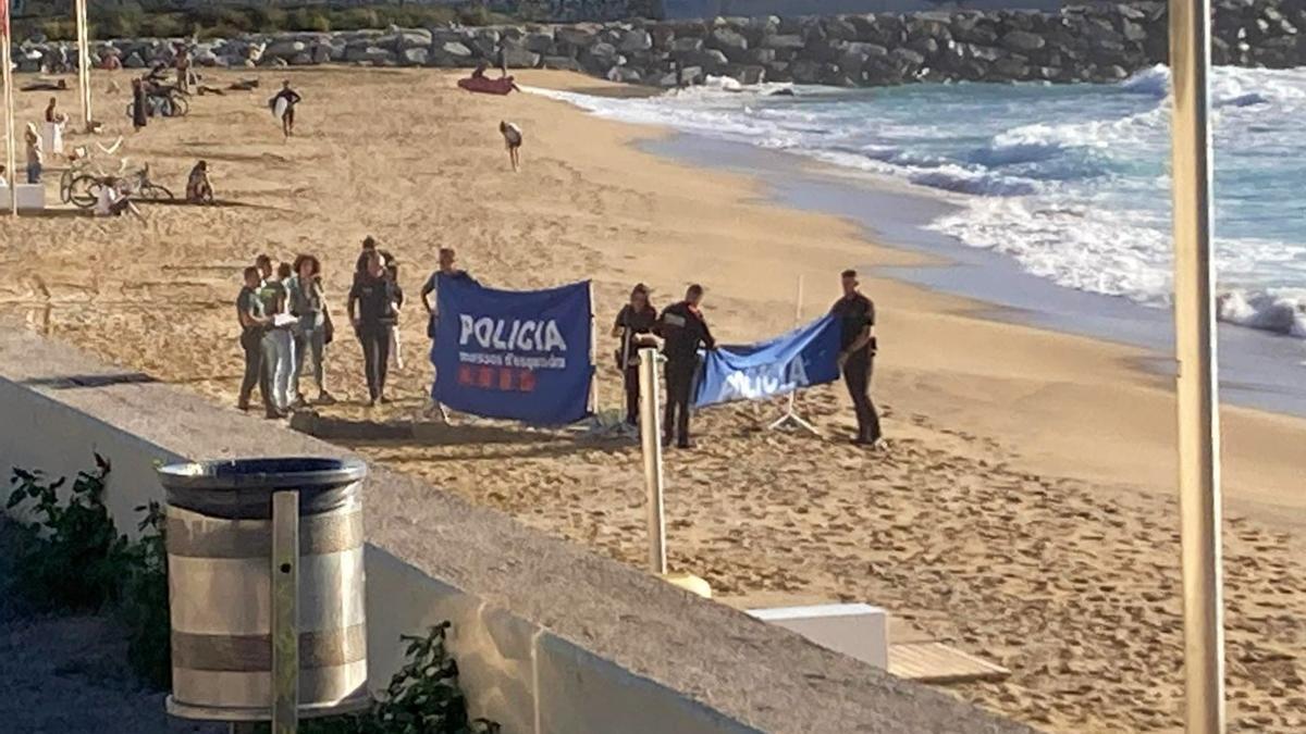 Hallado el cadáver de una mujer en la playa de Llevant de Barcelona