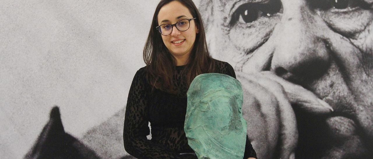 Sara Vila: “O libro fala da adolescente que nace á vida nun mundo rural ...