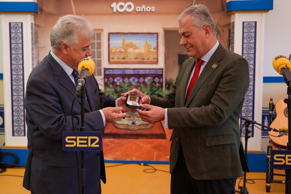 MEDALLA RADIO SEVILLA | Medalla de la ciudad a Radio Sevilla en su ...